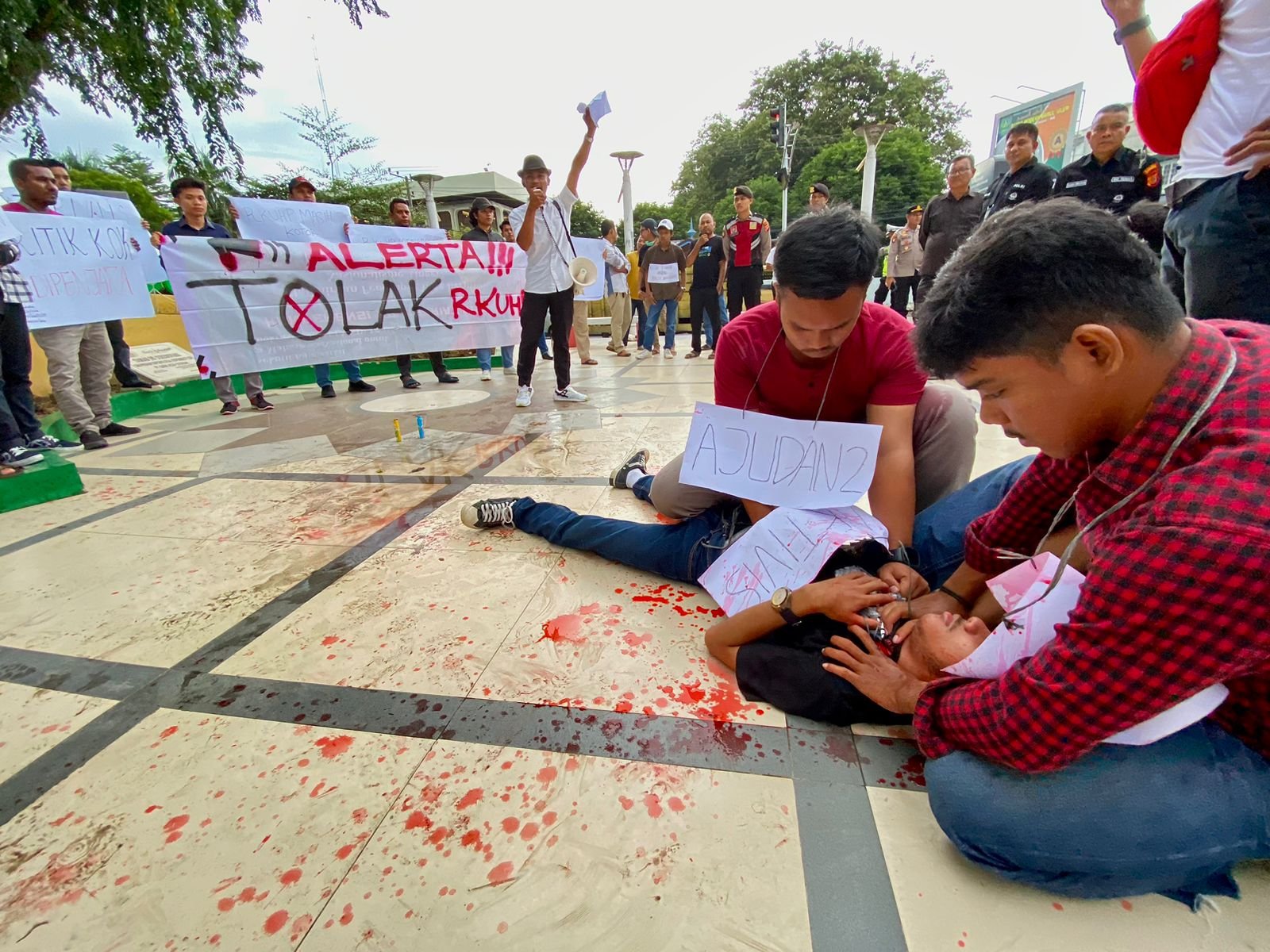 Tolak Pengesahan RKUHP, AJI Dan IJTI Lhokseumawe Gelar Aksi Damai ... Tolak Pengesahan RKUHP, AJI Dan IJTI Lhokseumawe Gelar Aksi Damai ...